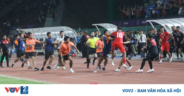 Khi sân cỏ trở thành võ đài