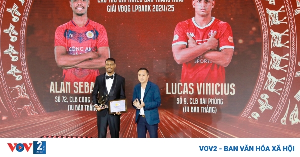 Alan Grafite nhận 3 danh hiệu cá nhân tại V-League Awards 2025.