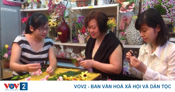 Người phụ nữ làm đất nở hoa